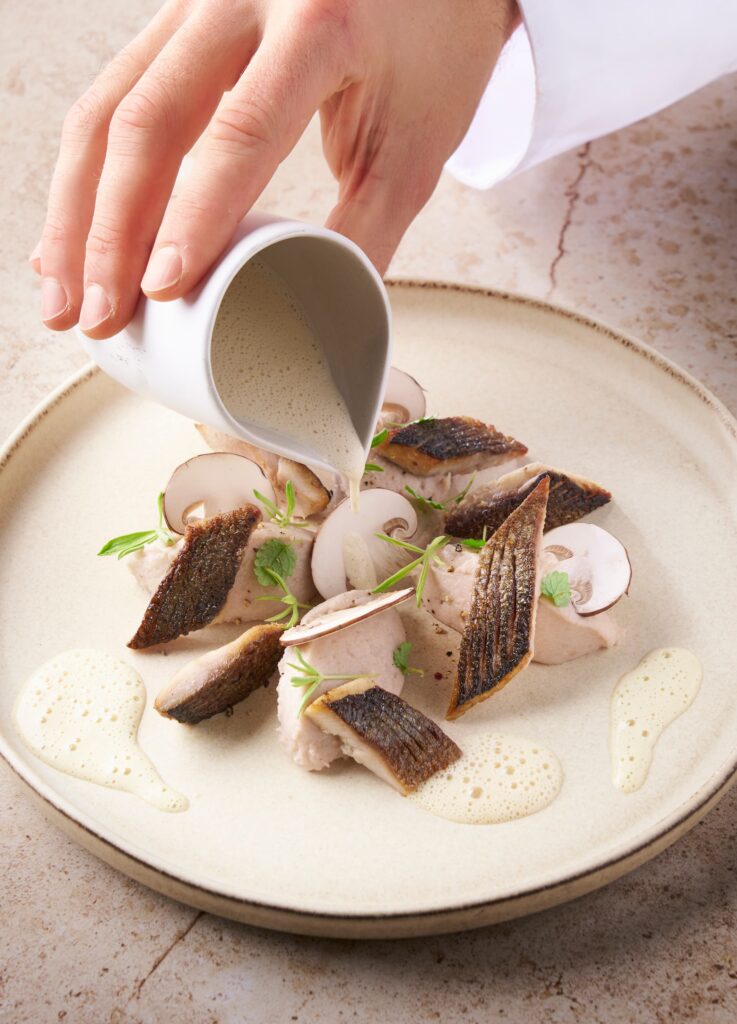 Filet de hareng fumé, champignons, chou fleur et crème de chou fleur ...